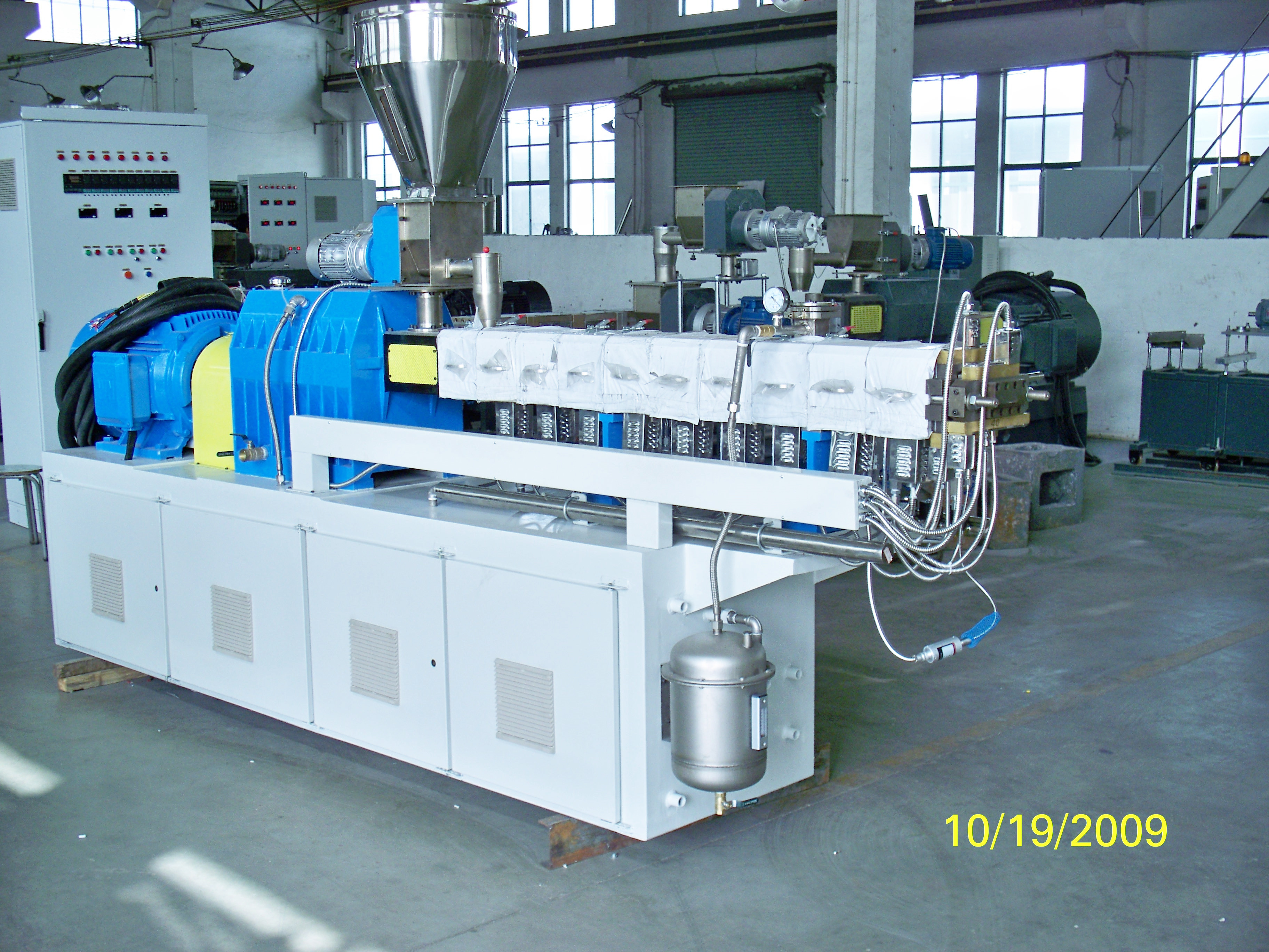 40mm Paralel Twin Screw Extruder Mesin Masterbatch Line Produksi